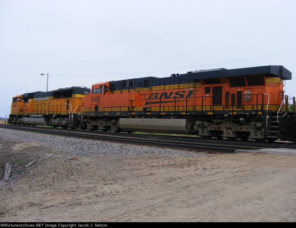 BNSF 9845 and BNSF 6006